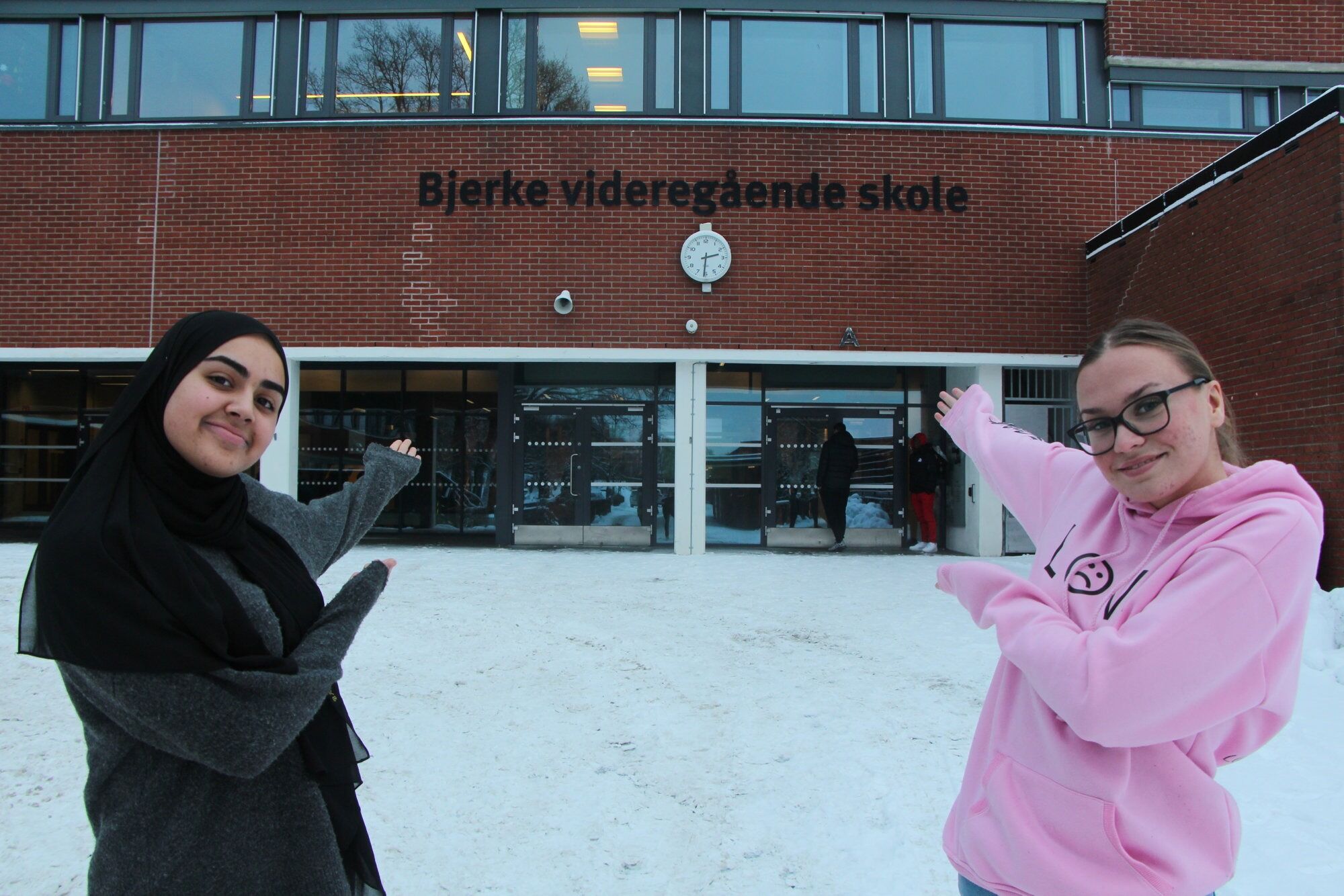 Skal sjarmere og overbevise ved å by på seg selv