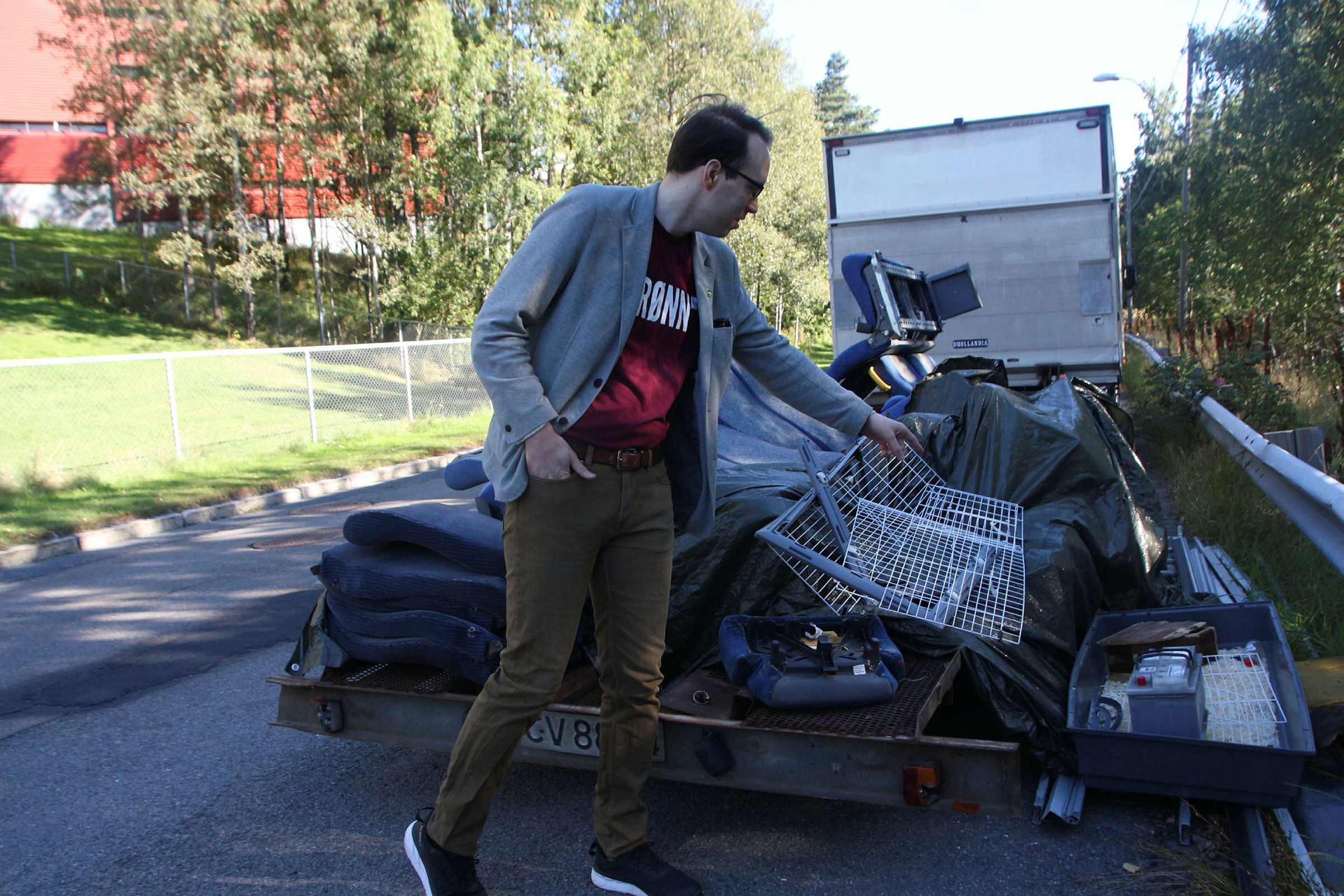 Lei av utrygg parkering, avskilta biler, søppel og rot. – Vil rydde ...