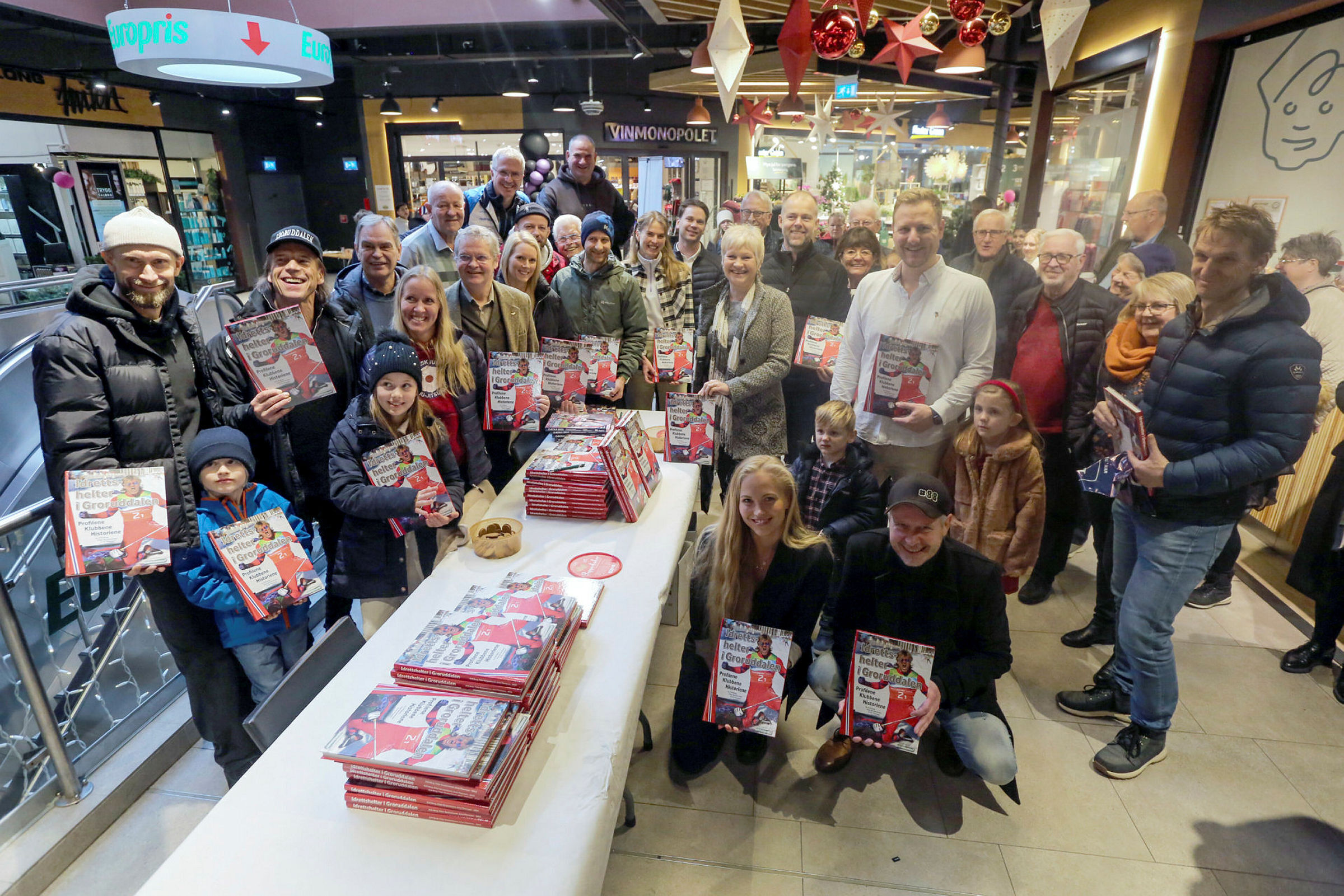Idrettsheltene møttes på sentertorget da årets bok ble lansert