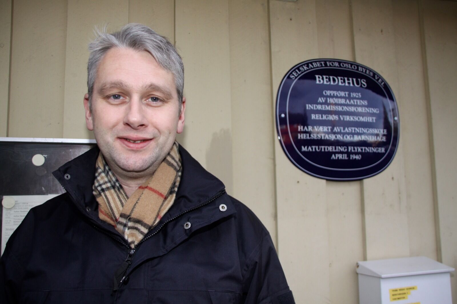 Jubileumshus med blått skilt