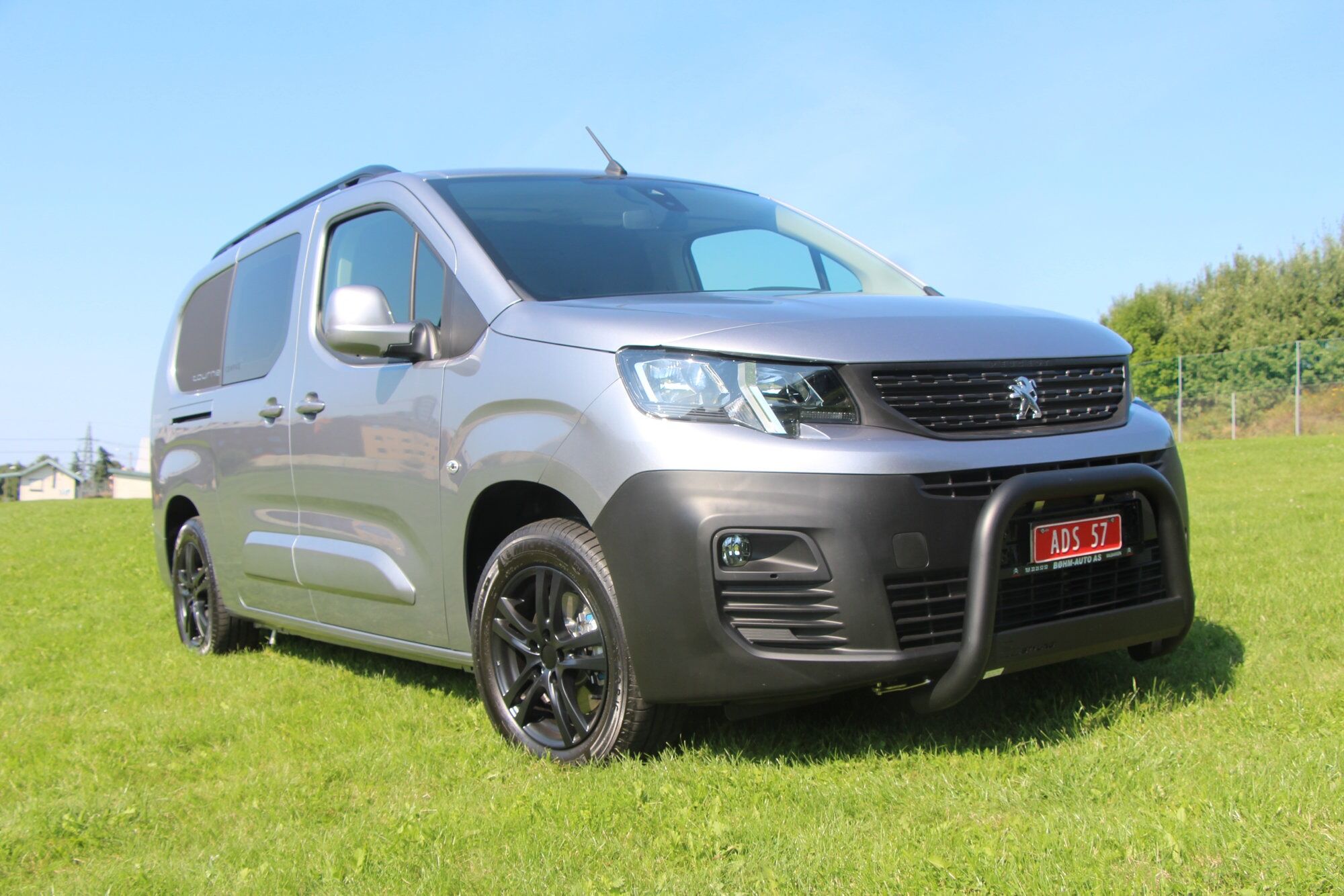 Campingbil med grønne skilter