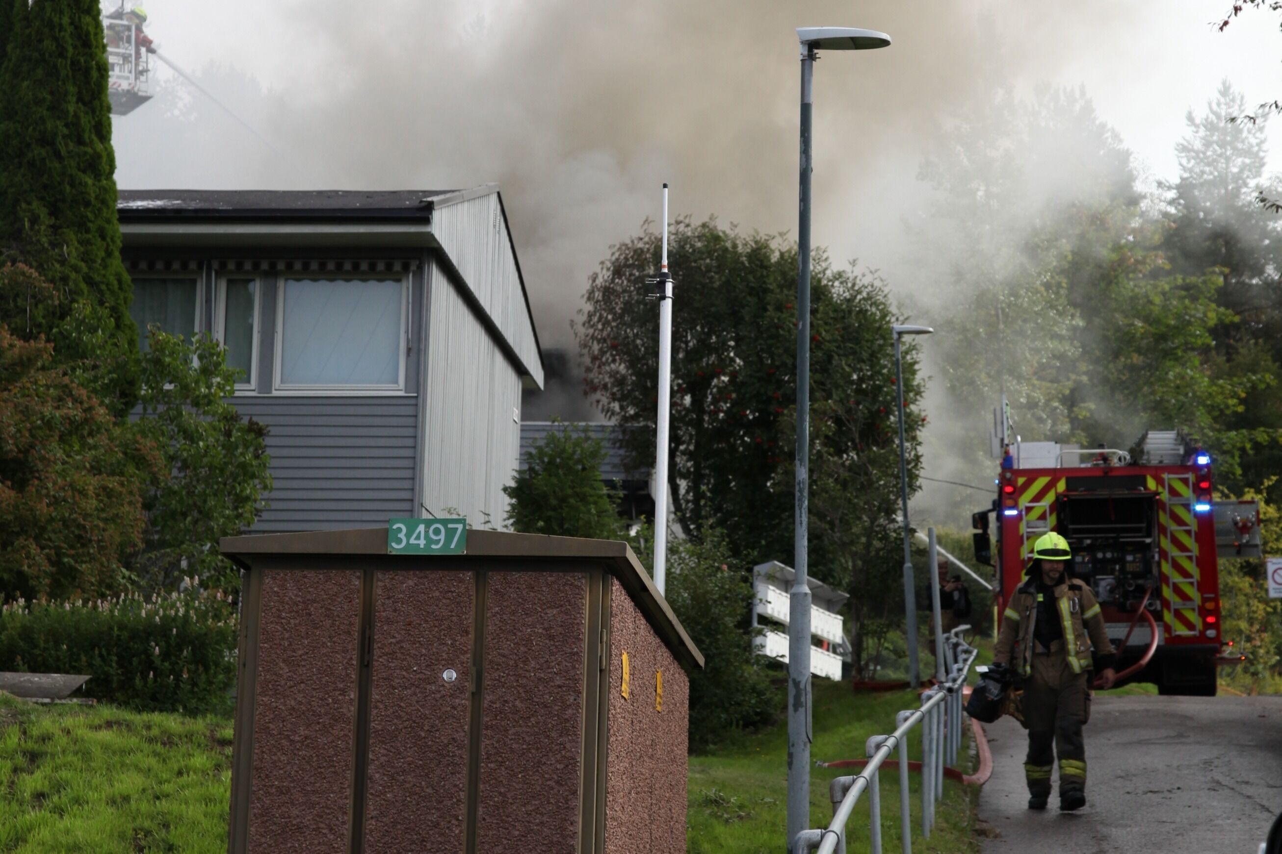 Fire familier husløse etter brann, brannvesenet jobber nå med etterslukking
