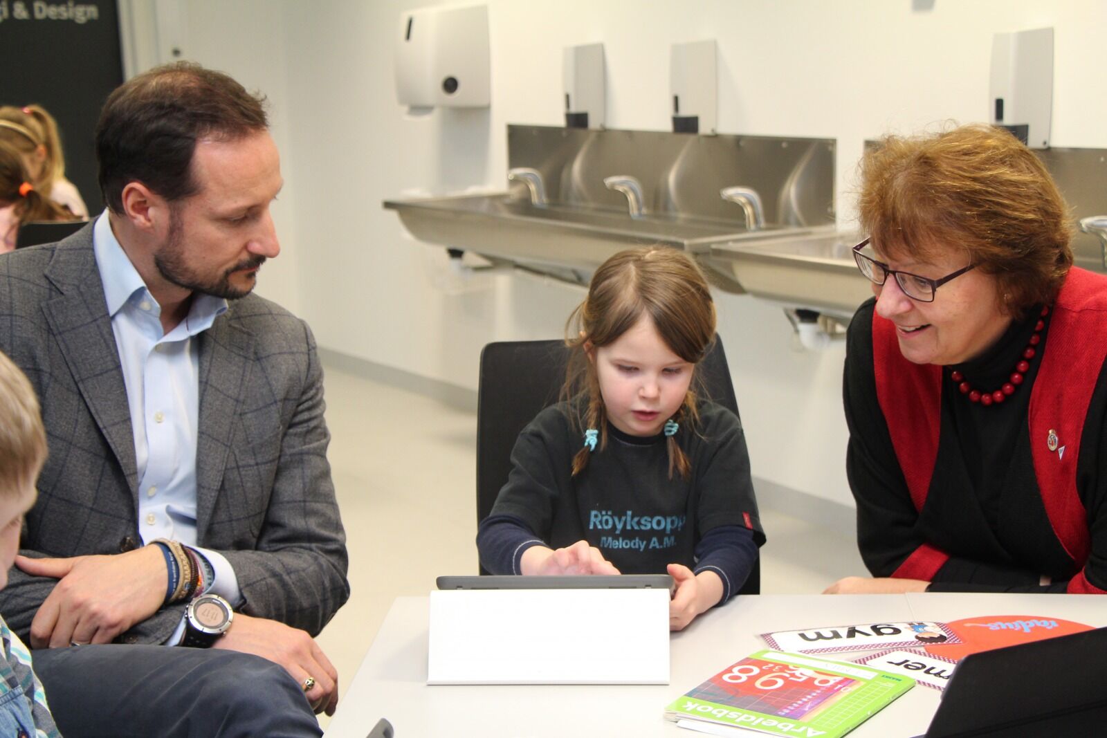 Molly (6) lærte opp kronprinsen