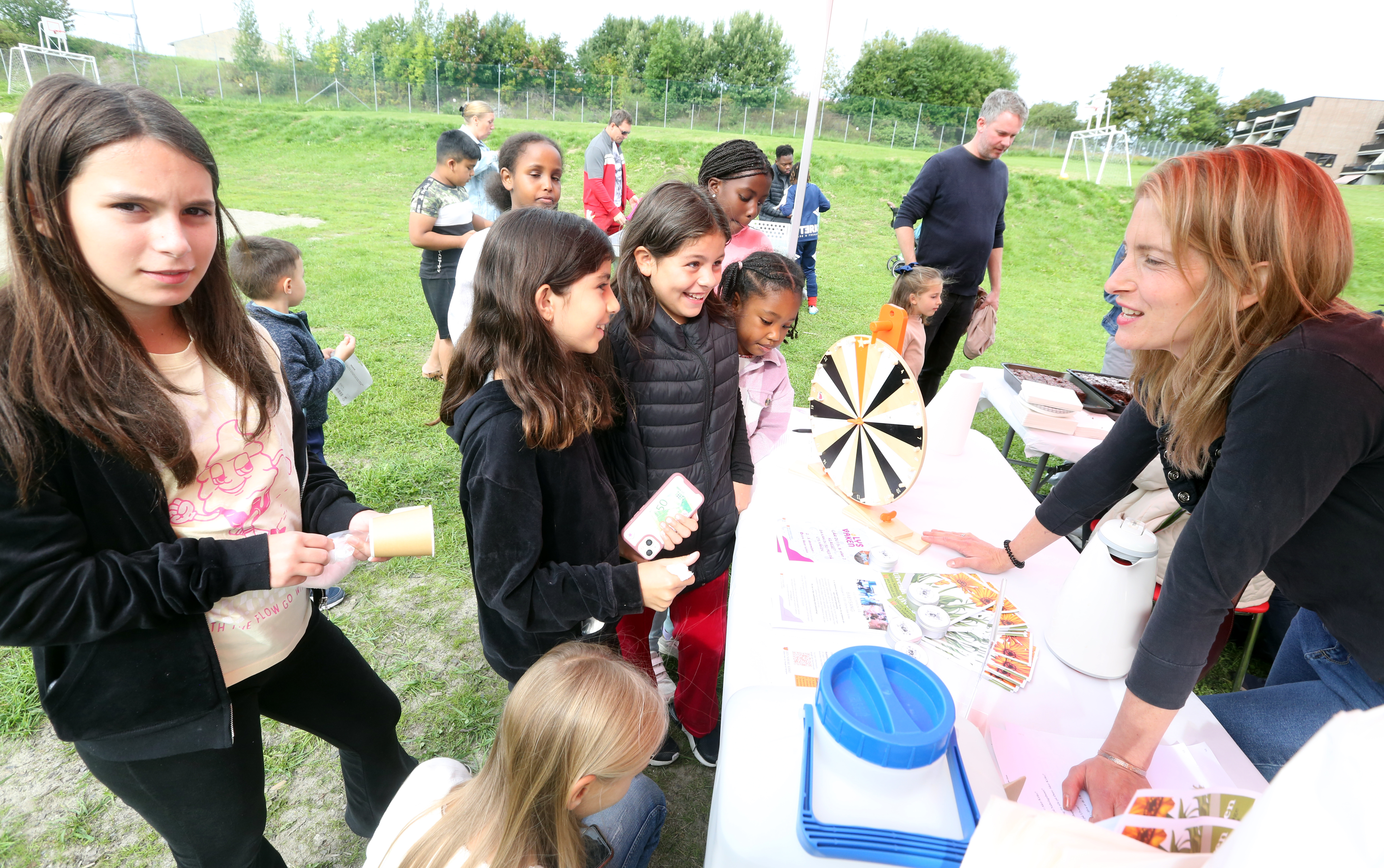 Teatralsk åpning av lekeplass og fotballbane i Ulvenjordet park