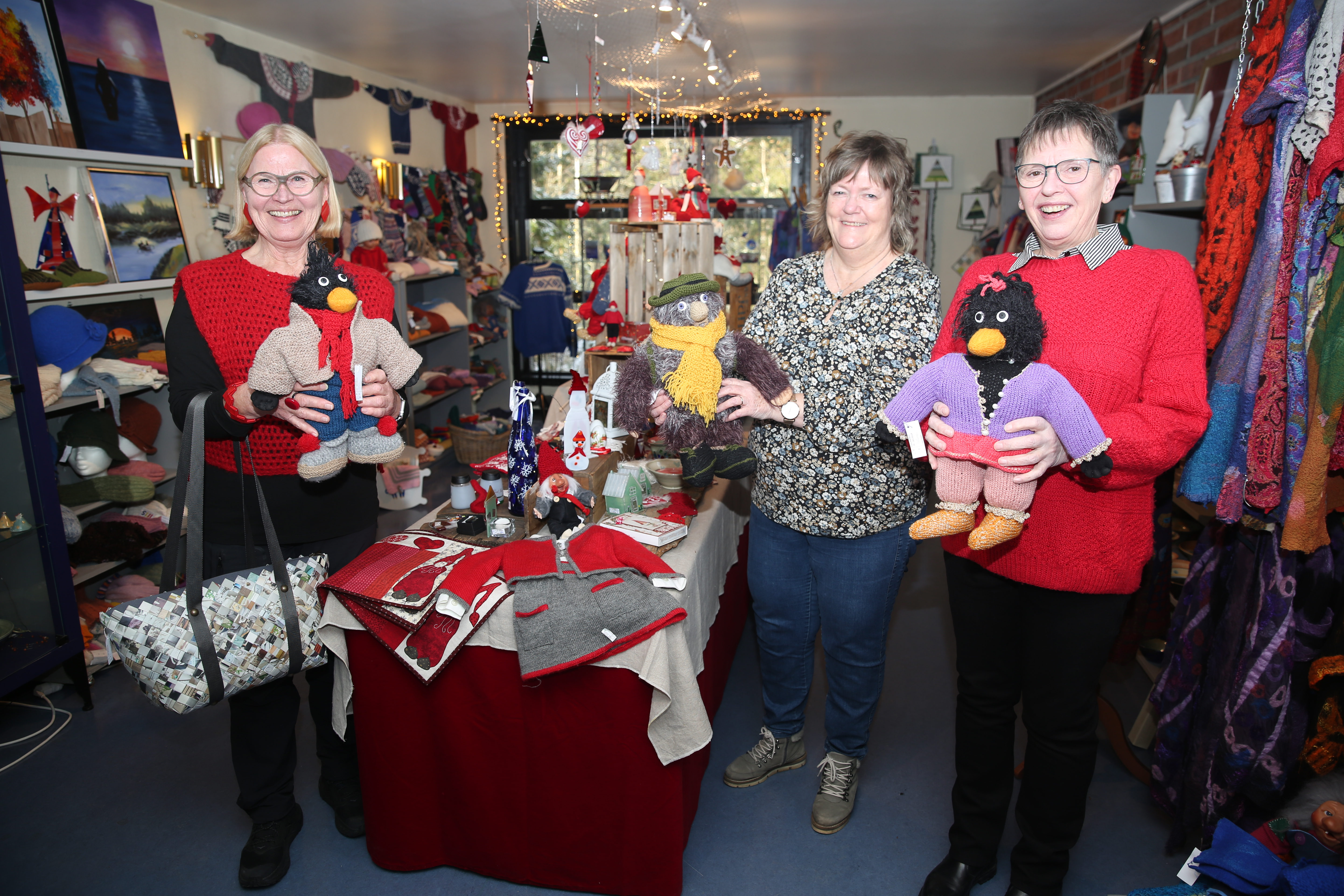 Frister med håndlagde utgaver av Solan Gundersen og Ludvig, samt vesker ...