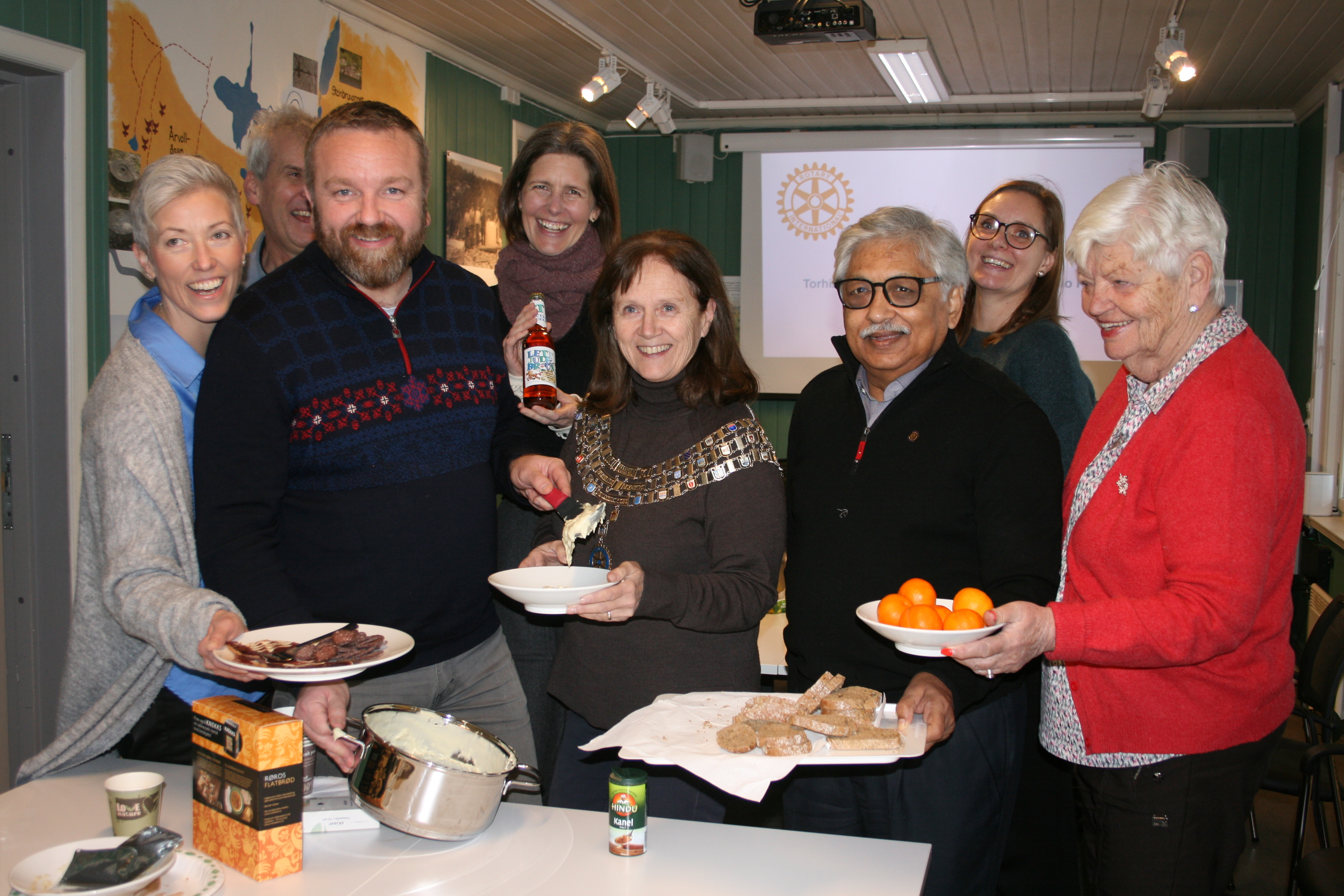 Rømmegrøt, ribbe og julebrus da Rotary-guvernøren kom til Grorud