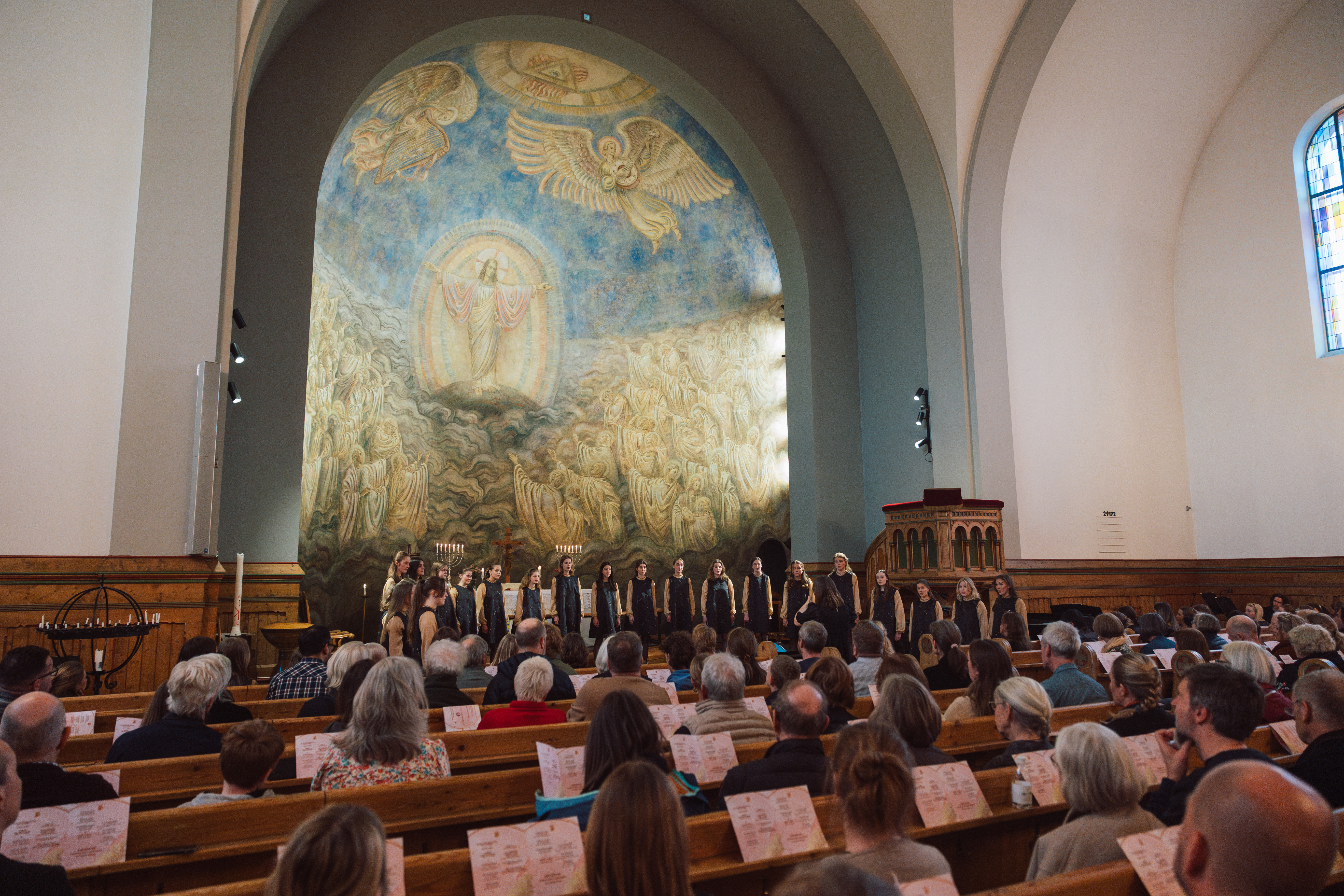 Mektig konsert i Grorud kirke: Det Norske Jentekor testet akustikken ...