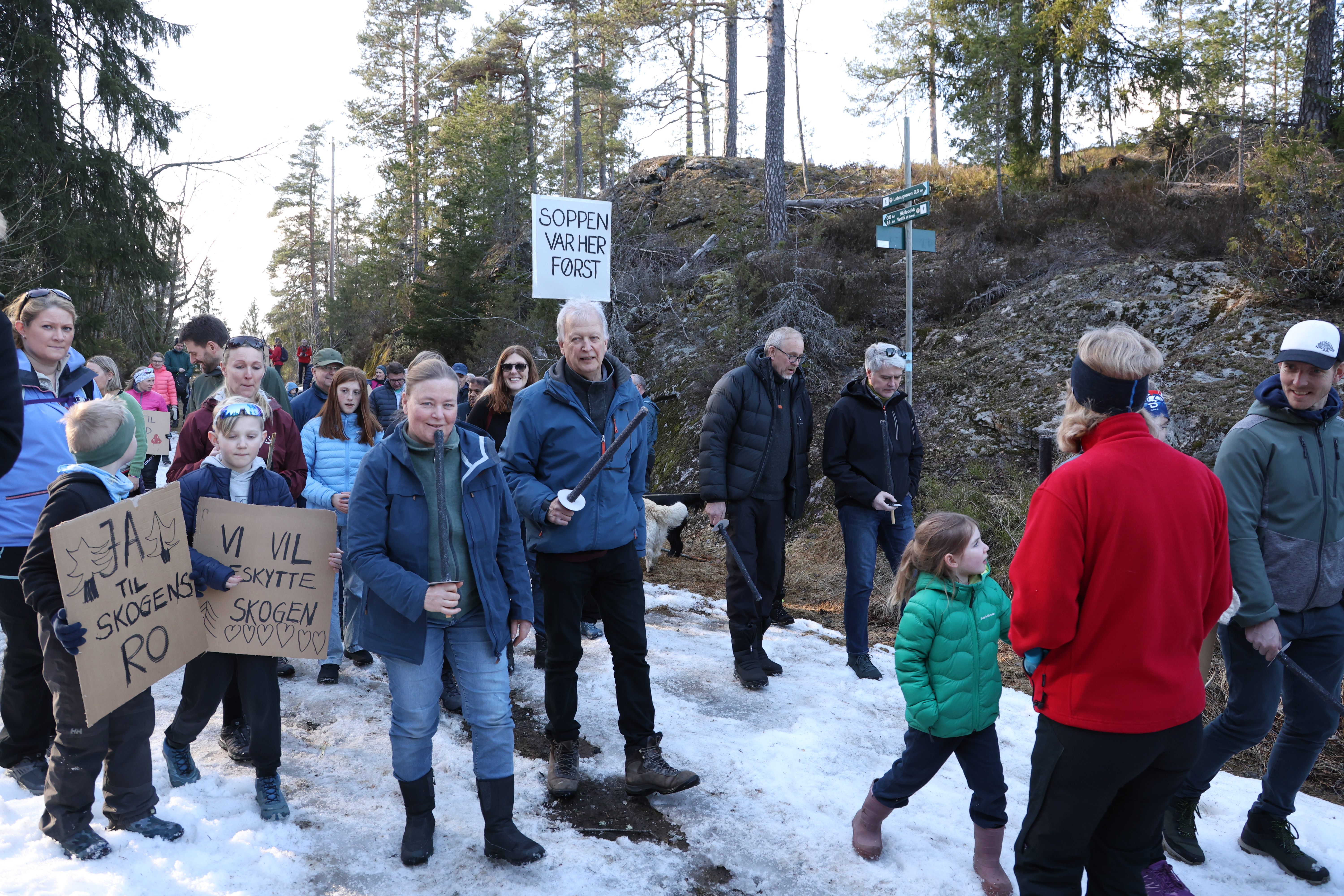 Stor oppslutning om protestaksjonen mot skytebane. – Over all ...