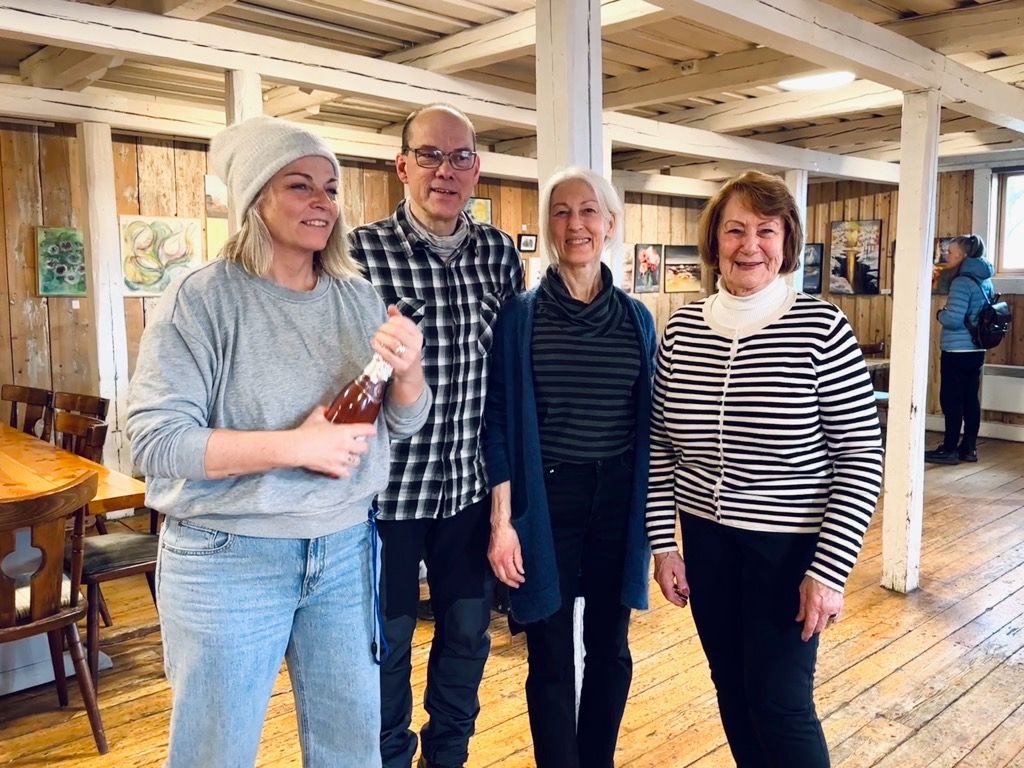 Kreativiteten blomstrer på Årvoll gård: Samarbeider om kunstutstilling