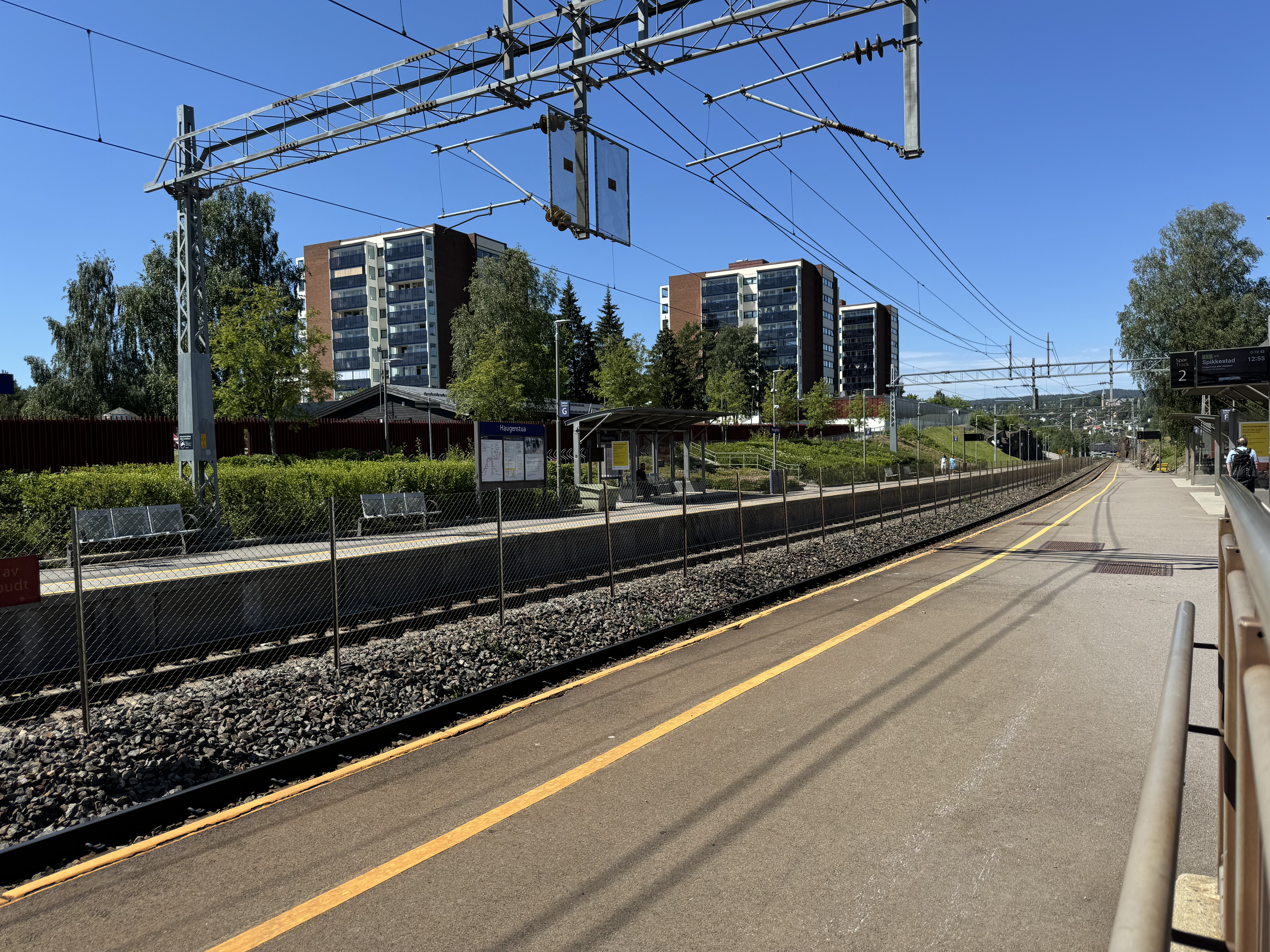 Nå stanser både toget og t-banen: – Kaotisk og slitsomt