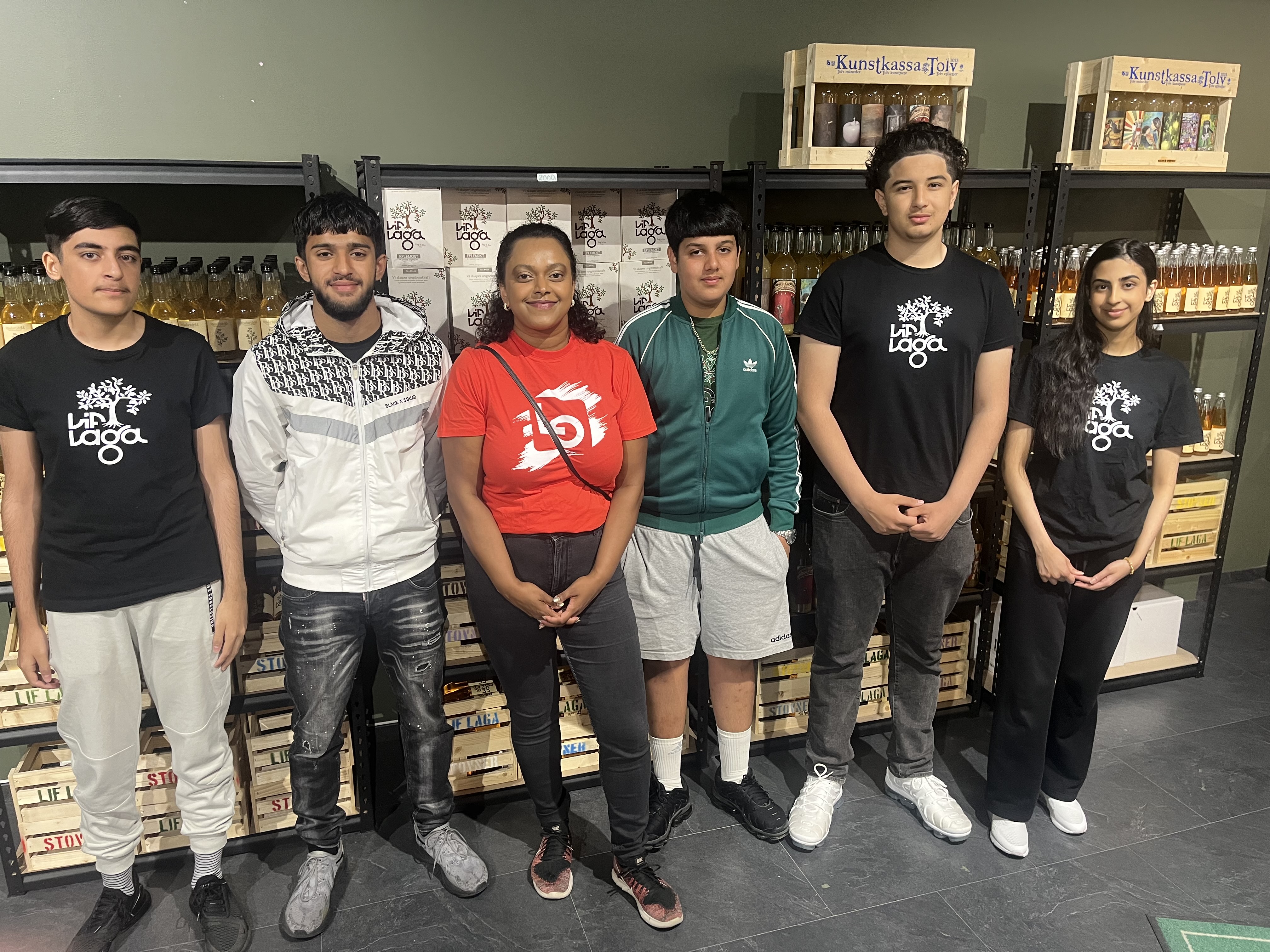 Kun blide fjes og tomler opp da LO og stortingspolitiker Kamzy besøkte ...