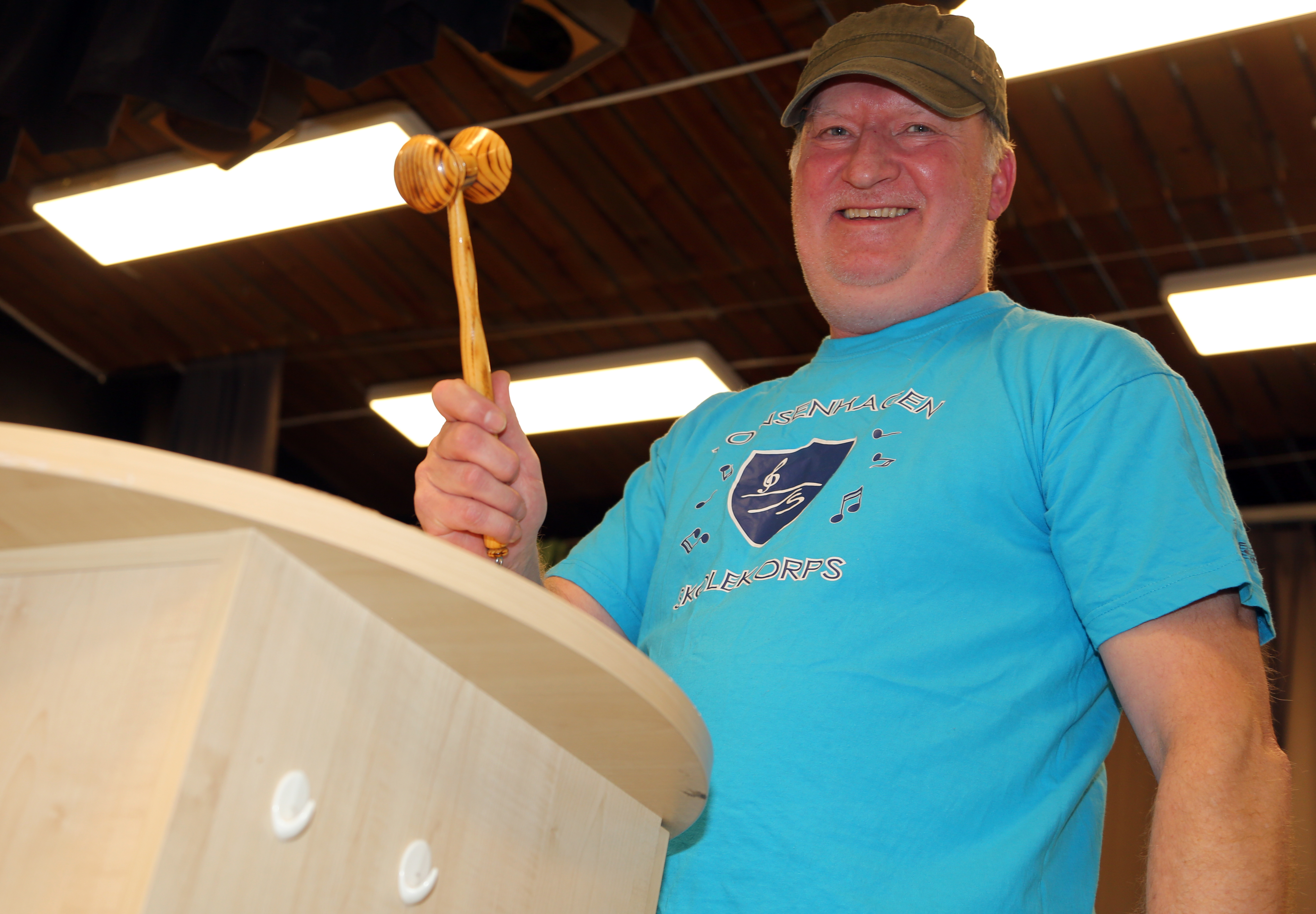 Harald har troppet av som loppegeneral - men auksjonshammeren er det ...