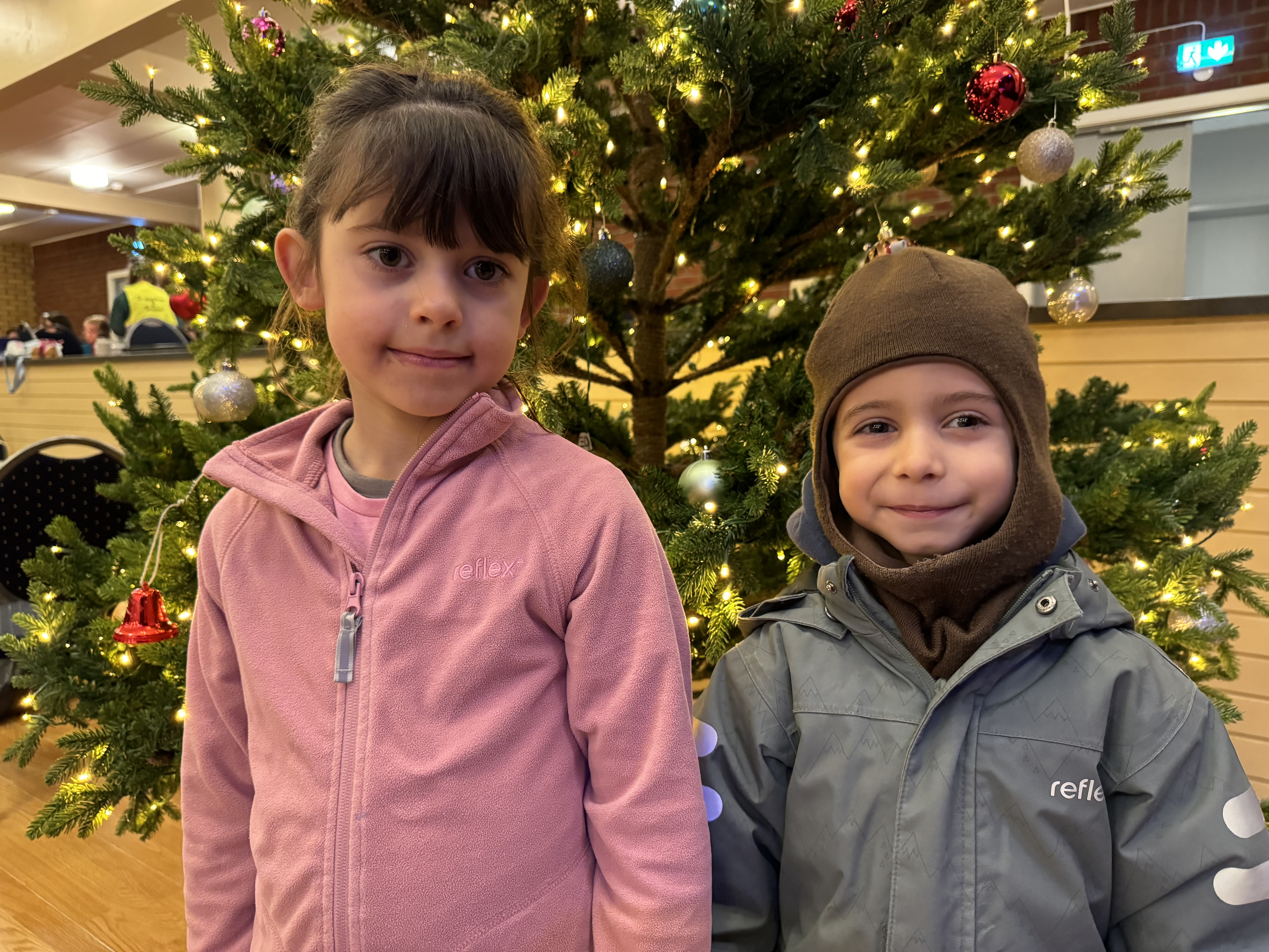 Snille barn på juleverksted i samfunnshuset. Gleder seg til besøk av ...