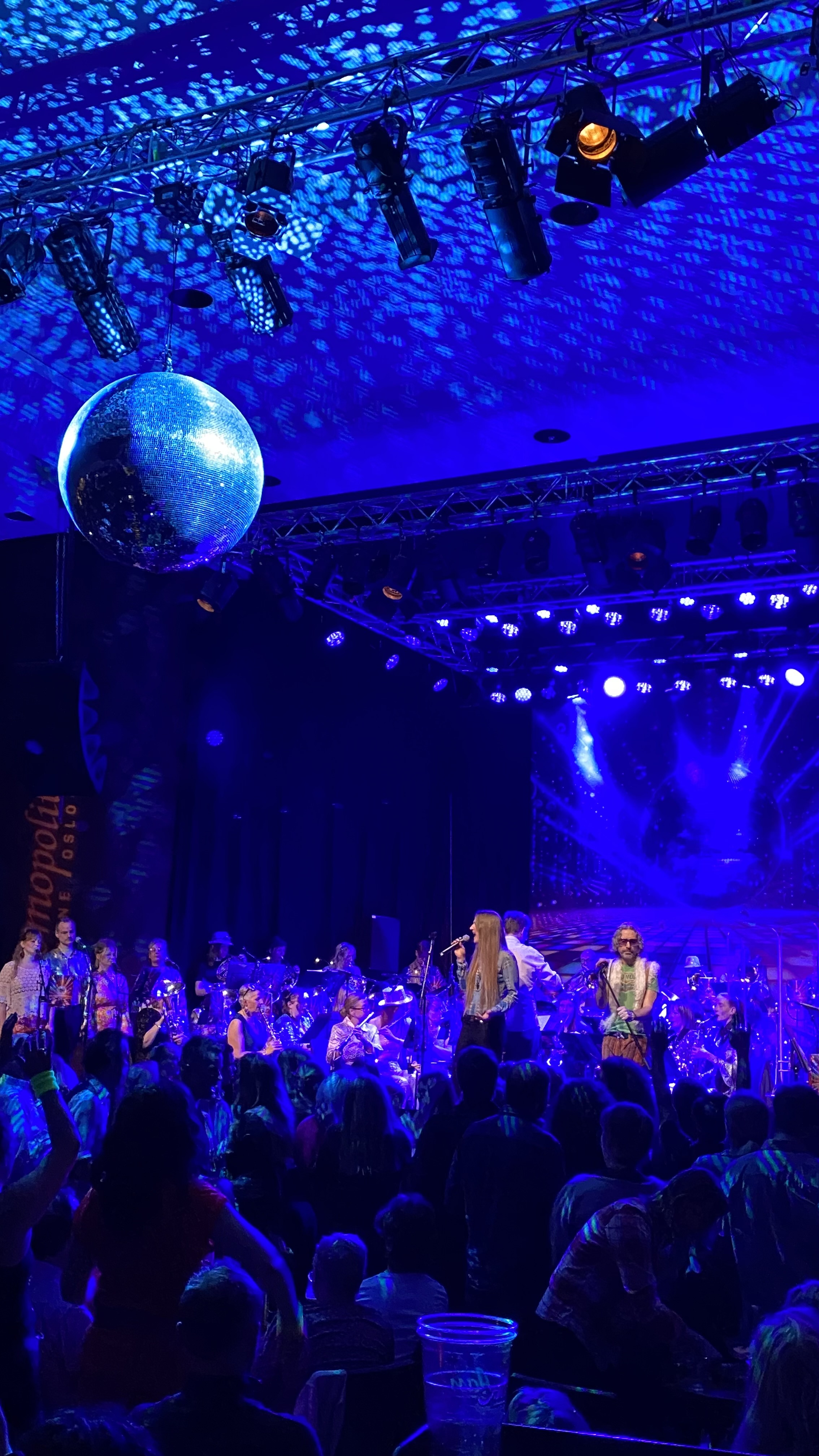 Fullt trøkk under landets «største» discokule