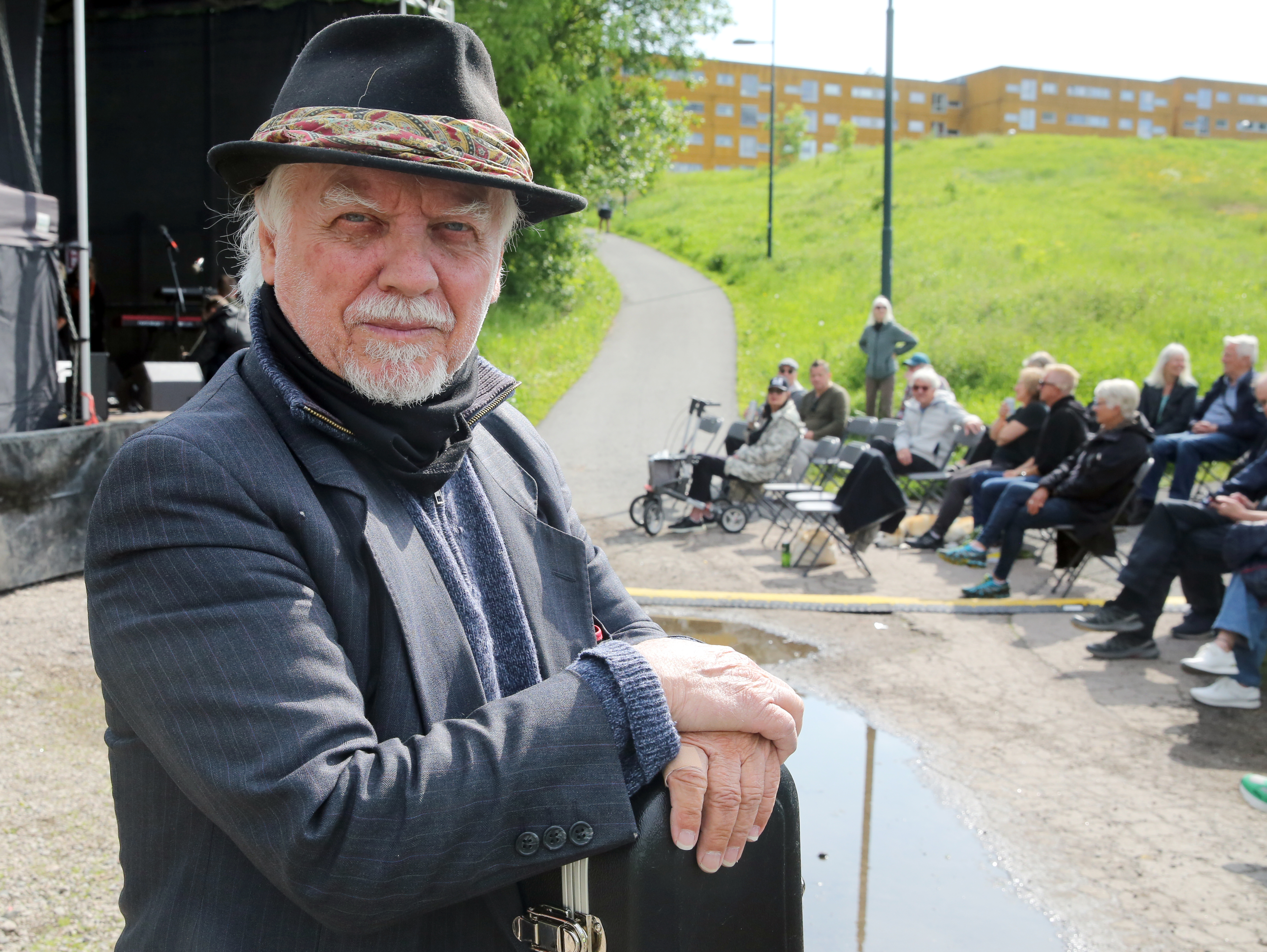 Lørdag fylles Lindeberg med musikk, latter og fellesskap når Trond ...